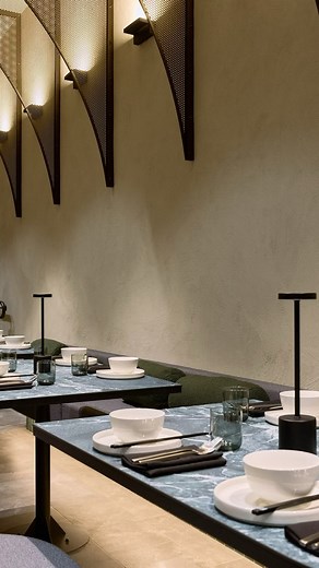 Brisbane City’s newest restaurant is simply a must try... Measuring only 3m wide and 30m in length, @longwang.brisbane’s slim custom-built layout is unconventional and sleek. The pan-Asian bar and restaurant is nestled down an Edward Street laneway, serving authentically modern eats 🥢 Experience an exclusive bar offer for Dine BNE City with their delicious Beer & Bao deal. Enjoy two chicken baos paired with a refreshing Tsingtao beer for $25 🍺 Offer available from 1 - 30 June. #BrisbaneCity #D