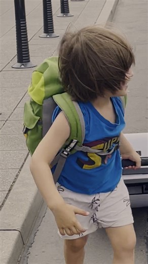 Die Herbstferien stehen vor der Tür und wir wollen euch noch mal an unseren Vorabend Bag-Drop-Service am BER erinnern 🧳✨ Wenn ihr einen Flug in den frühen Morgenstunden (vor 9:30 Uhr) gebucht habt, könnte ihr das Gepäck bereits am Abend vorher (zwischen 18 und 21 Uhr) abgeben & morgens ganz entspannt direkt zur Sicherheitskontrolle gehen 😎 Wie es genau funktioniert, seht ihr im Video: | easyJet