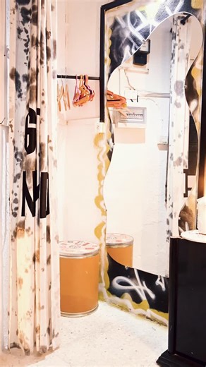 •Episode 5: سوسو تتسوق 👗👜 T-shirts @clowthy__ Skirts @beautifultrush Babouche @samch_____ 📍at @selectivestudio.cs 👕 ______________ Actor @farfrommel0 Dop @mohamed_zalleg Da, styling @amenikacem Props @papilllonage ALL AVAILABLE AT @selectivestudio.cs 🇹🇳 | Selective Studio