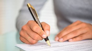 ¿Cuáles son las consecuencias de falsificar un documento? Multas y penas de cárcel