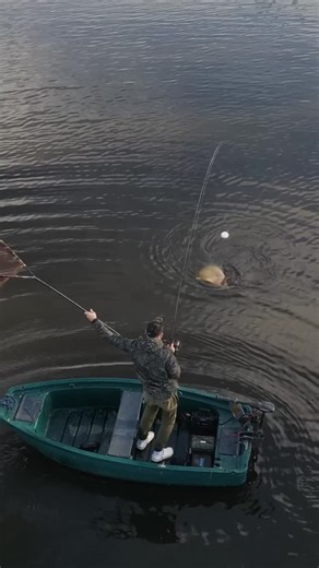 Trakker DE & AT on Instagram: "Stopp das scrollen genau hier! 🚤🐟 Das Drillen vom Boot aus ... das ist wirklich das Nonplusultra. Atmosphäre, Spannung und pures Adrenalin in einem Moment. Liebst du es genau so? Ja oder nein? 👇 #trakker #carpfishing #karpervissen #boatfishing #carplife #carpyshots #onestepahead"