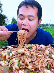 1.4M views · 62K reactions | จ้วดกว่านี้มีอีกบ่ ตำซั่วข้าวปุ้นหมุนติ้วๆ จัดจ้านแซ่บจ้วดสุดยอดคัก | บ่าวท้าว Hagna Channel | Facebook