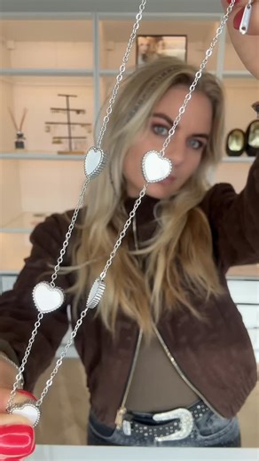 Jewelry inspo ✨ Dit keer weer een super leuk setje in het zilver: • Velvet Love Necklace • Midnight Love Earrings Medium • Midnight Love Earrings Petite • Midnight Love Bracelet Make-up Look @mintenz : • Oogschaduw Broadway & Victory • Wenkbrauwpoeder geperst Dark • Lipgloss First Love • Foundation Bisque #jewelryinspo #herfst #fall #jewelryset #autumnoutfits | Style by Mintenz | Facebook