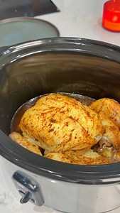 Juicy slow cooked whole chicken 🍂 I love slow cooker season and it’s such a versatile piece of kit! It’s not just for stews and casseroles you can cook whole chicken and joints of meat in here as well (ham in another firm favourite!). Serve this as it is with your Sunday dinner, or keep the chicken refrigerated for up to three days and get three generous family meals out of it if you have an extra large chicken (saving time and money in the long run!) All you need to do is drizzle with a little