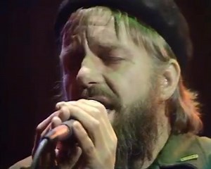Robert Wyatt "Shipbuilding" Live on The Old Grey Whistle Test, BBC2, London, UK - TV 6/3/1983！ ---- Released in 1982, this is a single by Robert Wyatt, who according to Ryuichi Sakamoto has the “saddest voice in the world.” The song was written by Elvis Costello and Clive Langer, and was later self-covered by Costello himself. The lyrics by Costello are a song of irony and melancholy about the Falklands War of 1982, which brought prosperity to the traditional shipbuilding areas of England, and u