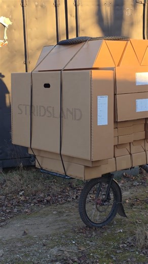 STRIDSLAND on Instagram: "Back at it after some quality family time ♡ Just squeaking a few more boxes out the door before 2025 is over! This order is headed to @hobohubworks in the US 🙏🙏🙏 Thanks Matt!! After this i'll dive right back into the list of webshop orders starting where i left off. Ive got about 130 to go before im all caught up 🤯 Thanks for everyones support and patience, im working as fast as i can to get the remaining orders shipped out! Also check out that counter weight rock o