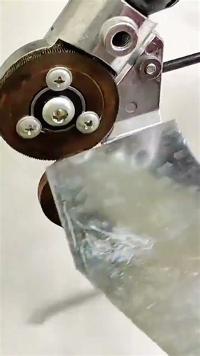 Cutting Thick Metal Sheet Precisely Using Heavy Duty Electric Shear Machine