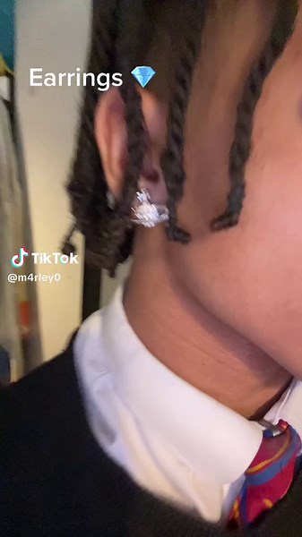 Im just posting bs at this point £100 down 😪 @ #viviennewestwood #earrings #viviennewestwoodjewellery #mensjewlery #RunItUp #randomcontent #stopmotion