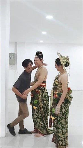 Funny action of wedding photographer. #humor #wedding #prewedding #funny #funnyphotoshoot