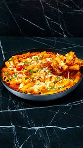 28K views · 174 reactions | Asa paste delicioase, pregatite in acest mod, inca nu ai gustat! Ingrediente carne tocată: 500 g ceapă: 1 buc usturoi: 3 căței morcov: 1 buc ciuperci brune: 150 g roșii cherry: 200 g pastă de tomate: 30 g sos de roșii: 400 g sare: 3 g piper negru: 2 g boia de ardei dulce: 2 g apă: 2 l sare: 10 g paste Rigatoni: 400 g mozzarella: 70 g pătrunjel: 5 g | Savuros.TV | Facebook