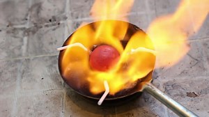 1.9K views | Канал LXG Design раскалил шар из железа добела и провел с ним серию забавных экспериментов. | TechInsider Russia | Facebook