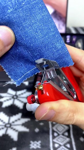 Mini handheld sewing machine