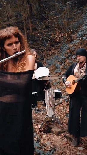 "E Gremio Terrae" is one week old🌑 We are so honored to see you chanting our spell and we really hope it will lead back to yourself, in your fullness, in your power. What verse resonated with you the most? Let us know in the comments✨ STAY WILD AND DARK, FOLKS 🖤 🎥@alessandrogalliera_camop | Corte di Lunas