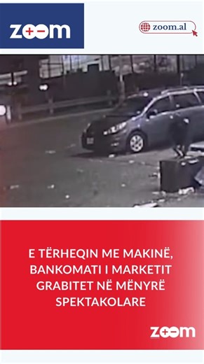 Lajme Troç | ne Zoom.al on Instagram: "Pamjet e kamerave të sigurisë së një marketi në Teksas, SHBA, tregojnë momentin dramatik kur dy persona arrijnë të grabisin bankomatin nga brenda dyqanit. Në video shihet njëri prej të dyshuarve duke vendosur një kabllo metalike rreth bankomatit, ndërsa bashkëpunëtori i tij pret jashtë, i pozicionuar në automjet. Ndërsa automjeti largohet me shpejtësi duke e tërhequr, bankomati shkëputet dhunshëm nëpër dyqan, duke shkaktuar dëme të mëdha dhe përfundon jasht