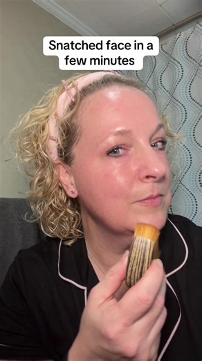 A lymphatic contour brush can help temporarily reduce the look of puffiness by encouraging gentle drainage and improving how skincare spreads across the skin. It also gives a light massage effect that can make your face look more refreshed and defined. #lymphaticdrainage #facemassage #depuﬀing #skincaretools #tiktokshopfinds