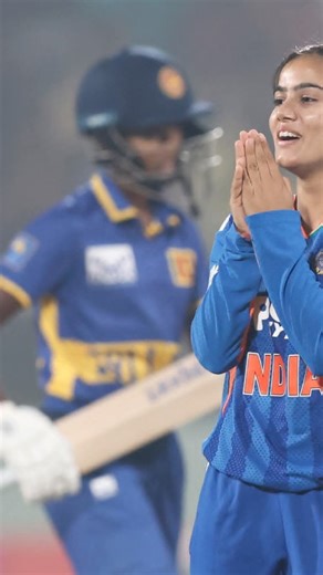 cric_team0 on Instagram: "1997년 개봉한 영화 Titanic은 잭과 로즈의 운명적인 사랑을 통해 비극 속에서도 오래 남는 감정의 깊이를 보여주는 작품입니다. 화려한 연출보다 인물의 감정에 더 집중한 제임스 카메론 감독의 스타일은 지금 다시 봐도 묘하게 가슴을 울리죠. 배가 침몰하는 장면이 아닌, 두 사람이 서로를 바라보던 순간들이 더 강하게 기억에 남는 영화이기도 합니다. 이 감정을 완성해주는 곡이 바로 셀린 디온의 *“My Heart Will Go On”*입니다. 처음 들으면 잔잔한데, 어느 순간 자연스럽게 가슴이 벅차오르는 느낌을 줍니다. 특히 후반부의 고조되는 보컬은 영화 속 잭과 로즈의 마지막 장면과 겹쳐지면서 괜히 마음이 서늘해지기도 하고요. 많은 분들이 “이 노래가 나오면 왜 그 장면이 자동으로 떠오르는지 모르겠다”고 말하는데, 그만큼 영화와 음악이 자연스럽게 얽혀 있는 곡입니다. 1998년 아카데미 주제가상을 비롯해 여러 상을 휩쓴 건 단지 인기 