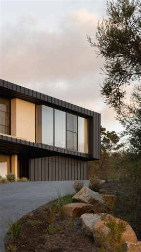 Video Feature • Beneath a sculptural wave roof, Cape Schanck House’s layout unfolds with light and volume. The living, dining and kitchen areas flow outward, connecting a calm interior with the coastal horizon. Expansive glass reveals the sky above and landscape below – a study in quiet drama. Inside, the feeling is infinite. Head to the link in bio to watch the full video on The Local Project. Photography by @timothykaye. Architecture, interior design and build by @mckimm. Styling by @karinboch