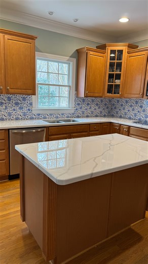 Build a built-in bed to look like a Star Wars ship? No problem! Add a coffered ceiling to the living room? Easy breezy! Make my own backsplash? Done. Epoxy a countertop? Terrifying!!! 😳😳😳 But I did it! I won’t lie and tell you it’s perfect because it’s not! But it’s pretty close! If you look closely, you’ll see some golden retriever fur and a dimple or two, but the overall effect is tremendous and I’m so glad I finally went for it! Now let’s hope they hold up! | The Handy Half