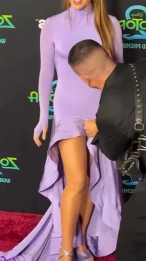 Viral News 🔥 on Instagram: "Is this normal styling… or did it go too far? 👀 A moment from a red-carpet event is going viral after a stylist adjusts Shakira’s dress and the interaction makes people uncomfortable. Some say this is standard in high-pressure fashion events. Others say the body language says everything. What do you see? 👇👇👇 #RedCarpet #ViralMoment #InternetDebate"