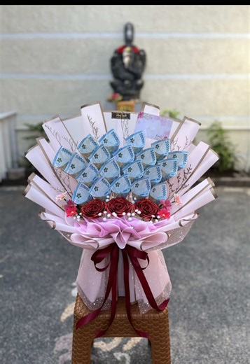 Buket Uang Mix Bunga Satin 💐❤️ Produk PO 📩utk pemesanan bisa langsung DM 📍jln. Pulau Moyo Pedungan Denpasar Bali #buketuang #buketbunga #bungasatin #pyfツ #buketdenpasar