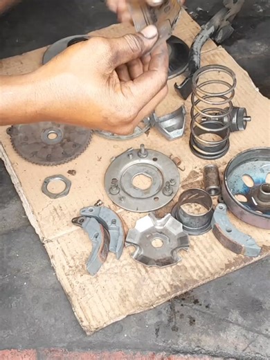 Hi friends.... This video shows how to install CVT components on a Honda automatic motorbike without a radiator . . . . . . . . . #mechanic #howto #automotive #automatic #motorbike #motorcycle #engine #repair #diy #newyork #miami #usa #england #london #manchester #Liverpool #leeds #stockholm #denmark #sweden #australia #netherlands #barcelona #madrid #spain #viral | Aeon