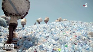 132K views · 1.2K reactions | Tous les jours, ils gravissent cette montagne bleue de plastique, chargés de sacs pesant jusqu'à 70kg. #CashInvestigation | France tv | Facebook