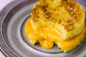 90 Second Bread is one of the easiest keto bread recipes that can be made in the microwave. It’s the perfect low carb bread with almond or coconut flour, and it tastes incredible when toasted in some butter. . Recipe here: https://myketoplate.com/90-second-bread/ . #ketobread #90second #myketoplate #ketodiet #ketosis #ketogenic #ketogenicdiet #lowcarbbread #lowcarb #lchf #ketosisdiet | My Keto Plate