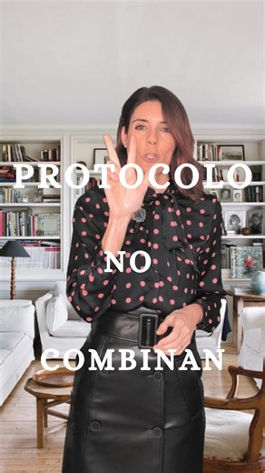 Protocolo y Etiqueta | María José Gómez y Verdú on Instagram: "El código del NO en la elegancia masculina La verdadera elegancia no siempre está en lo que agregas… sino en lo que sabes evitar. ❌ Calcetines cortos con pantalón de vestir Rompen la línea visual del traje y hacen que todo se vea descuidado. Si usas pantalón formal, los calcetines deben cubrir la pierna al sentarte. ❌ Tirantes + cinturón Es como usar dos volantes en un coche. Ambos cumplen la misma función: sostener el pantalón. Eleg