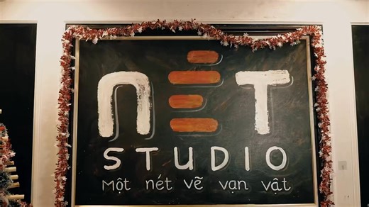 NÉT STUDIO - NƠI AI CŨNG CÓ THỂ BẮT ĐẦU Bạn có nghĩ... Mỗi độ tuổi đều có những điểm khởi đầu riêng? 👉 Có những em nhỏ lần đầu cầm bút, vẽ thế giới bằng trí tưởng tượng thuần khiết. 👉 Có những bạn trẻ tìm đến hội họa không chỉ để thỏa đam mê mà còn khẳng định bản sắc sáng tạo 👉 Người trưởng thành quay về nuôi dưỡng tâm hồn sau những ngày tháng bận rộn, như một cách chậm lại và lắng nghe bản thân. 👉 Thậm chí, khi đã nghỉ hưu, vẫn có những cô chú chọn học vẽ để khai thác những cảm xúc tươi mới