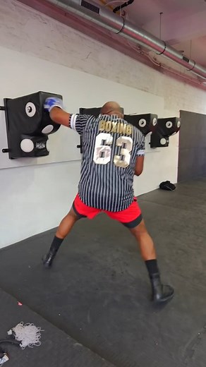 A very clever way to reach the body #boxing #TrainLikeAChampion #BoxingTraining #bodyshot | Jonathan Male Jordao