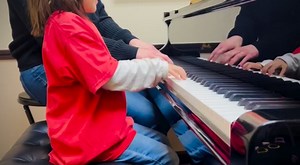 Anna played duet with her teacher Mrs Courtney - Puff, the Magic Dragon😍😍😍 | Maggie Wang