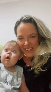 Mamãe góta de canta pá eu, peicébi? Não liga po desafino! Zá disse, impoitante é o momento e o amor! ❤️🙏🏻 #superchico #nonote #prontofalei . . #PraTodosVerem: Chico de macaquinho branco estampado ouvindo a mamãe de blusa preta e filtro no rosto cantando pra ele. Hahahahaha | SUPER CHICO