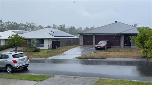 Some amazing rain here in Flagstone, QLD (West of Jimboomba) this morning as some slow moving storms move across the area. An hour ago it was 30°C and 80% humidity, it's now dropped to a pleasant 23°C with 15mm in 15mins 😍 | Thomas Hinterdorfer: Extreme Weather Chaser