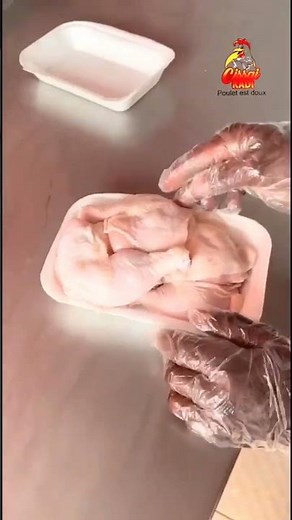 Découvrez les coulisses de notre processus d’emballage 🧤🐔Chaque poulet est soigneusement emballé