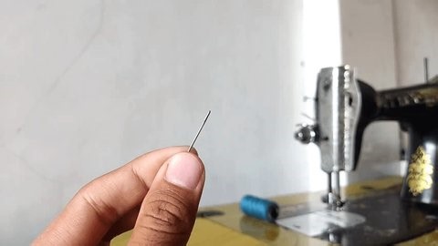 clip-3995517305-threading-sewing-machine-needle