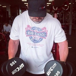 10 weeks post pec tear I would say I’m at about 90-95% recovered. 105’s felt good, no pain whatsoever. Onward and upwards to May 25 Musclecontest * * #oldmanmuscle #fuckfathertime #californiastatechampionships #contestprep #chestworkout #chestday #dumbellworkout #training #train #workout #workoutmotivation #bodybuilding #bodybuilder #bodybuildinglife #bodybuildinglifestyle #gainz #gains #muscle #onlinecoach #physique #physiquecompetitor #onlinetraining UFC GYM @k.p.lifestyles | Joe Local Online 