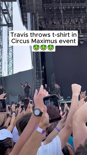 Travis throws tshirt in Circus Maximus event $$$ #travisscott #stussy #circusmaximustour