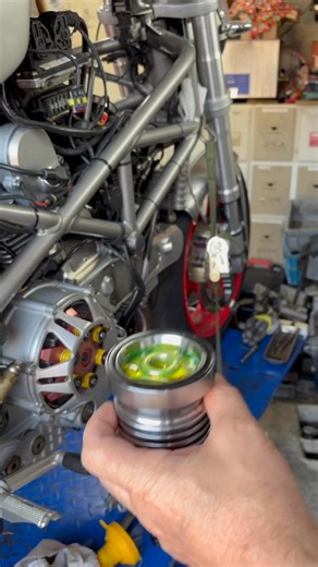 Allez mini tuto sur comment réamorcer ton circuit d'huile sur un moteur refait à neuf et qui n'a pas encore vu d'huile. #youngtimer #motorcycle #ducati #ducati #ducaticorse #ducatimonster #garage #bricolage | Desmodue Garage Officiel