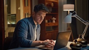 Un comptable sérieux envoie des SMS : vidéo de stock (100 % libre de droit) 3448322023 | Shutterstock