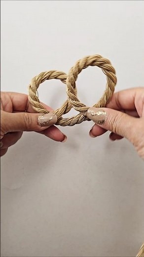 Alpine Butterfly LoopSecure loop in the middle of a length of rope.