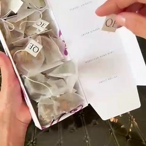 1.2K views · 30 reactions | 20 filtrantes piramidales de aromáticas hierbas para nuestra colección creada para el bienestar. Y, aunque nada se compara a la experiencia del té en hebras sueltas, el tiempo a veces nos apremia. Entonces, ¿por qué no disfrutar de nuestra gran calidad, aún así? #losmejorestesdelmundo #teatime #bienestar #salud #relax #buenadigestion #calma #dormirbien | Quinta Esencia Tea Shop | Facebook