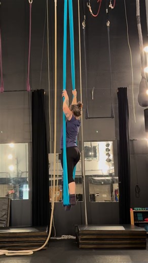 I’m putting together the cross back straddle section for That’s a Wrap! and I’m honestly not sure if I’m going to have enough time to talk about all the different things I’m planning on including 😅 THERES SO MUCH!! I am having a little contest: If you can guess how many slides I end up with, I’ll give you a 50% off coupon for my NEXT masterclass about inverting. I’m currently at slide 113! Comment with your guess, or comment WRAP for the info on That’s a Wrap! #aerialsling #aerialistsofinstagra