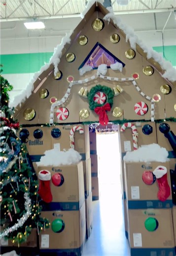 The Gingerbread comes alive at Turf Depot in Salem 🎄 Stop by and grab your Candy Cane now through Christmas 🍬 Our Power Equipment Santa is spreading Christmas cheer all season long 🎅 Walk through the life size Gingerbread House and enjoy the holiday fun 📍288 North Broadway, Salem, NH 03079 ☎️(603) 898 2871 #TurfDepot #HolidayCheer #GingerbreadHouse #SalemNH #christmasfun