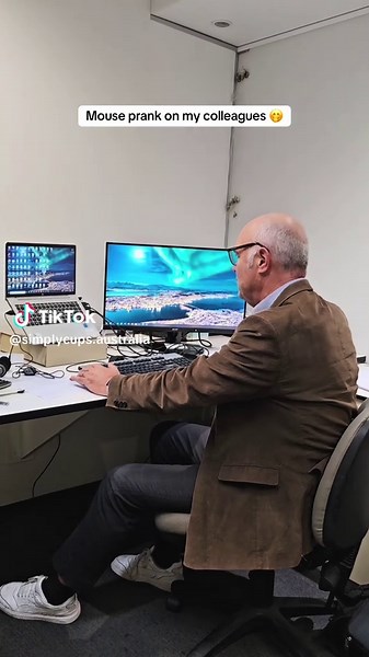 Hilarious Office Mouse Prank on Colleagues