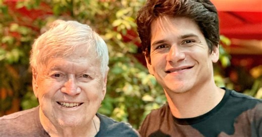 Aos 89 anos, Boni exibe um de seus talentos: o de contador de histórias