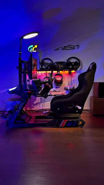 Experience real GT driving at home. The Simétik K3 is more than just a cockpit – it’s precision, strength, and pure racing passion. Fully adjustable. Rock solid. Built for performance. 🔧 Simple assembly 🎮 Compatible with all major sim racing gear 🇵🇹 Designed and made in Portugal Ready to race? #SimetikK3 #Simetik #SimRacing #SimRacer #SimRacingRig #SimRacingSetup #SimRacingLife #GTcockpit #iRacing #AssettoCorsa #SimGear #RacingSimulator #RacingCockpit #SimSetup #EsportsRacing #RacingRig #Coc