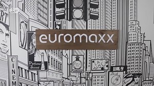 How to make a "vintage" sign by "ageing" a piece of wood with vinegar, steel wool and coffee. You can add a text or motif of your choice with the help of a stencil. Euromaxx DIY shows you how. | DW Euromaxx