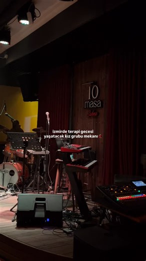 Geveze İzmir on Instagram: "İzmir’de terapi gecesi yaşatacak kız grubu mekanı bulduk koşun💃🏻 yani erkeklerle de gidilir tabii ama canlı müzik bence kız gecesi etkinliğidir yaa!🤍 mekanın ismi @10masaizmir genel ambiyansı güzeldi, canlı müzikte o gece Yılmaz Taner vardı sahnesi gerçekten çok keyifliydi. Her gün farklı kişiler oluyor programı instagram hesaplarından bakabilirsiniz. Biz genel olarak sevdik sadece eksik gördüğümüz bir kaç nokta vardı fix menüde yemek ortaya geliyor yani kimseye ay