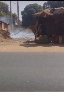 Incendie près d'une station service à pout. Les systèmes de protection incendie sont quasi-inexistants dans les installations réglementées comme les stations d’essence. Pourquoi doit-on attendre des fatalités avant d’appliquer les lois? #stopalincivisme | Stop À l'Incivisme Au Sénégal