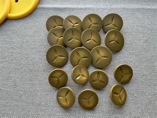 Rare Bakelite Buttons SET/1960 S/set of 18 Buttons/metal Shank - Etsy